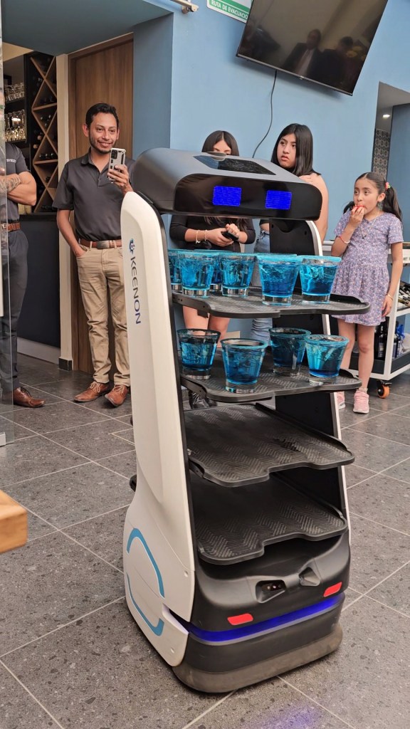 “El Refil de la Abuela” abre sus puertas e innova con el primer robot ...